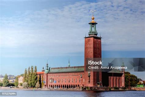 스톡홀름 스웨덴 스톡홀름 시청의 유명한 타워의 경치 스카이 라인 보기 시의회 건물은 쿵스홀멘 섬의 동쪽 끝에 서 있습니다 화창한 여름날 유명하고 인기 있는 장소 스톡홀름에