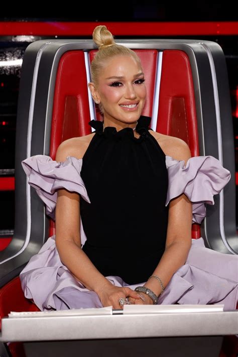 Gwen Stefani 54 Shows Off Her Toned Abs In Ripped Shirt And Baggy
