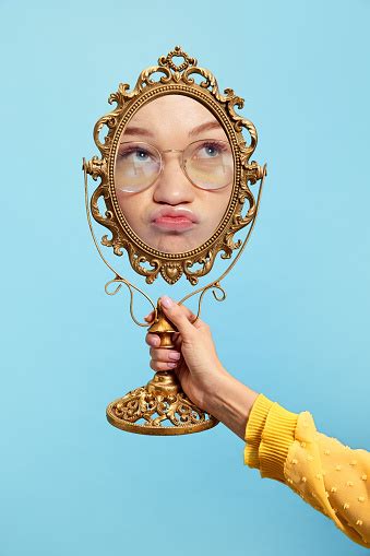 빈티지 스타일의 거울을 손에 들고 그녀의 반사를보고있는 어린 빨간 머리 소녀 아름다움 감정 예술의 개념 거울에 대한 스톡 사진