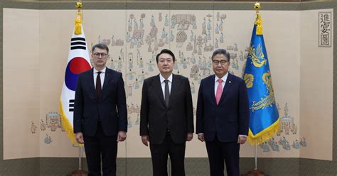 주한 리투아니아 대사와 기념촬영하는 윤 대통령