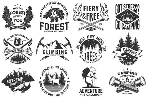 로고 세트 영감을 주는 모험 인용문이 있는 배지 디자인 떡갈나무 잎과 도토리 핀 숲 커피 또는 차 머그잔 등산객 등산가 성냥 스틱 캠핑 손전등 및 산을 컨셉으로 합니다 벡터