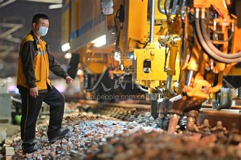 河南郑州机械化施工保障高铁运行安全 人民图片网