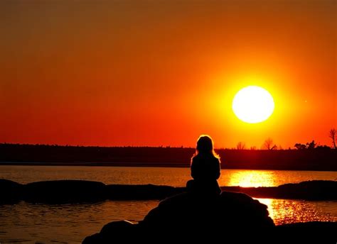 Silueta De Mujer Mirando El Sol En Una Puesta De Sol Foto Premium