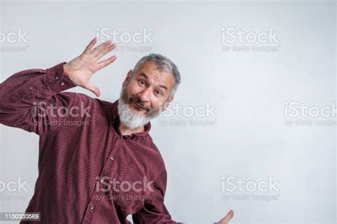 빨간 셔츠에 수염을 가진 성인 회색 머리 남자 미소와 흰 벽에 그의 팔을 파도 개념에 대한 스톡 사진 및 기타 이미지 개념 개념과 주제 경외감 Istock