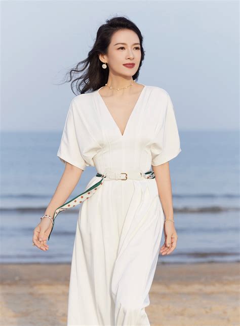 章子怡穿深v套装身材窈窕 笑容灿烂气质温婉优雅 搜狐大视野 搜狐新闻