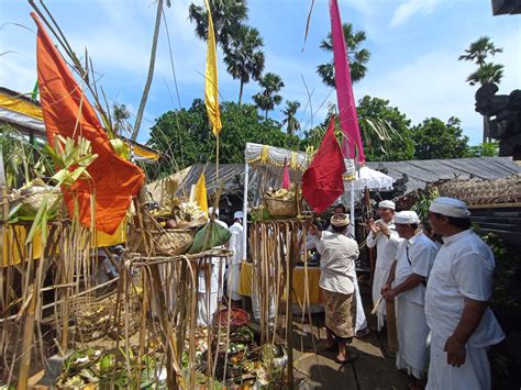 Desa Adat Bugbug Menghadiri Ngaturang Desa Adat Bugbug