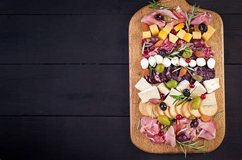 햄 프로슈토 살라미 치즈 크래커 올리브를 곁들인 안티파스토 플래터 크리스마스 테이블입니다 상단 보기 오버헤드 건강한 식생활에 대한 스톡 사진 및 기타 이미지 Istock