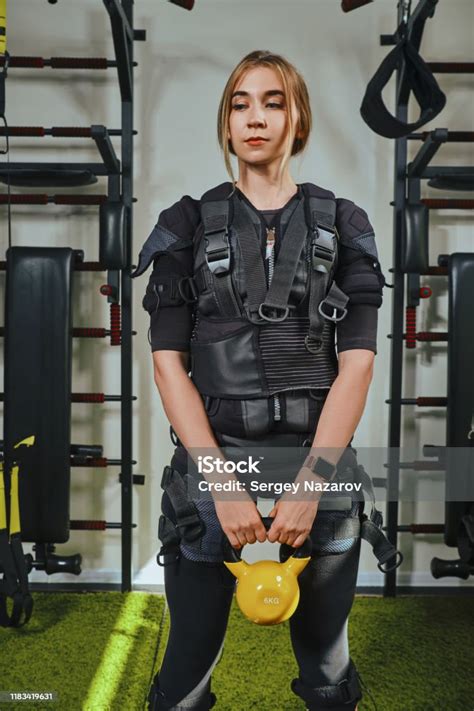 센서와 벨트에 착용 아름다운 금발 여자 벨크로와 함께 고정은 체육관에서 Ems 피트니스를 연습 케틀벨근육을 구축 건강관리와 의술에 대한 스톡 사진 및 기타 이미지 Istock