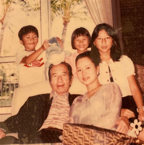赌王三太陈婉珍罕见现身，白色连帽卫衣清新减龄，逆袭记无人复制何鸿燊