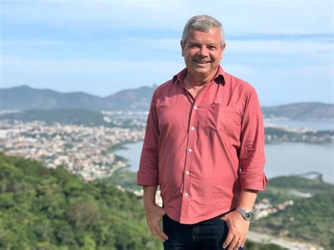 Programa Poupança Escola O prefeito Axel Grael assina como Banco Mundial