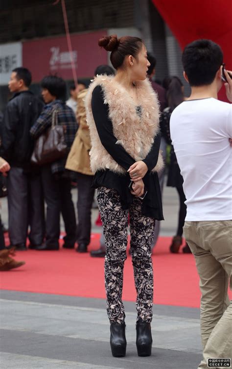 民族商场街拍的长裤高挑美女 中国娱乐资讯网CECET CN