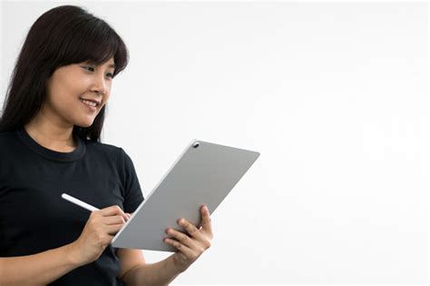 스마트 연필 손에 새 버전 디지털 태블릿 장치를 들고 여자 태블릿 및 Wifi를 연결 하는 디지털 펜 태블릿에 일부 텍스트를