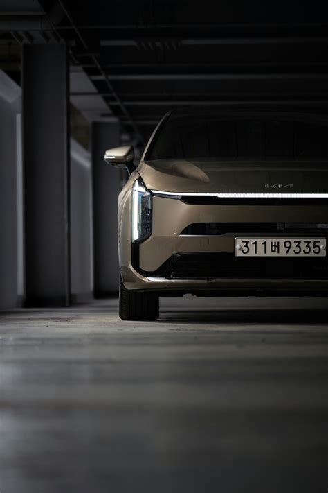 어두운 실내 주차장에 있는 세련된 세단 · 무료 스톡 사진