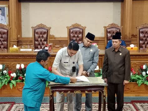 Pj Bupati Muaro Jambi Hadiri Paripurna Dan Tandatangani KUA PPAS TA