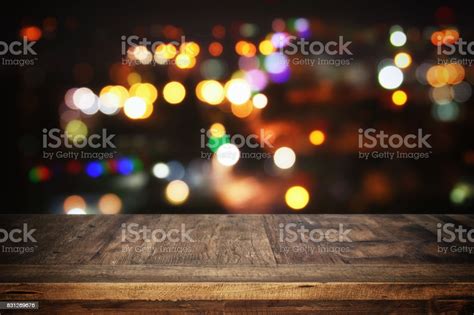 추상적인 흐리게 레스토랑 앞 나무 테이블의 이미지 배경 조명 0명에 대한 스톡 사진 및 기타 이미지 0명 거리 도시