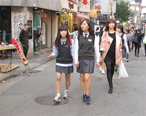 ゆるめアレンジが主流？！韓国の女子高生、制服の着こなし拝見！ ソウルナビ