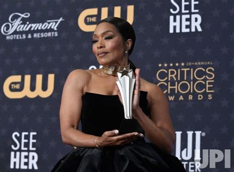 Photo Angela Bassett Wins Best Supporting Actress Award At Critics