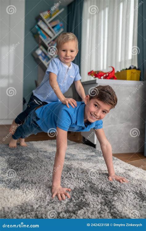 Joyjoch Die Met Zijn Broertje Uitwerkt Stock Foto Image Of