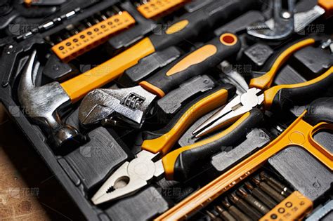 修理工具箱，各种工具，锤子，钳子，螺丝刀，扳手，钻头
