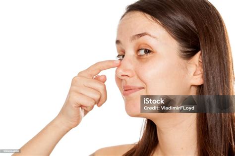 흰색 바탕에 그녀의 코를 만지고 행복 한 젊은 여자의 프로필 여자만에 대한 스톡 사진 및 기타 이미지 여자만 옆모습 코