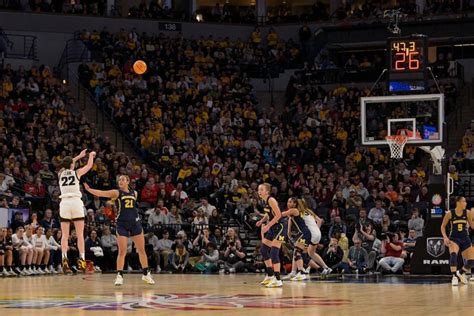 籃球》比柯瑞還會射！ncaa女籃射手克拉克創下空前神紀錄