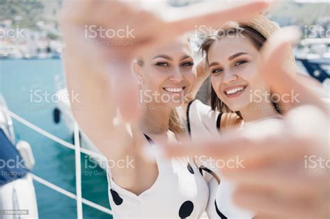 젊은 아름다운 여자 친구는 여름 휴가 동안 바다와 요트에 의해 도시 부두에 두 시간을 보낸다 18 19세에 대한 스톡 사진 및 기타 이미지 Istock