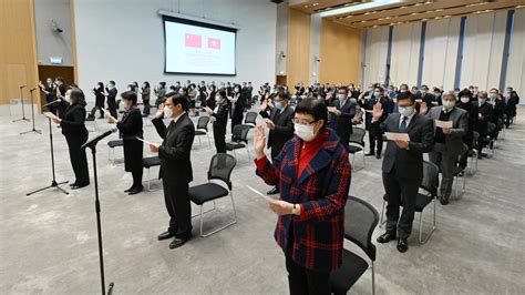 香港特区政府常任秘书长、部门首长和高级首长级公务员宣誓 拥护基本法和效忠香港特别行政区