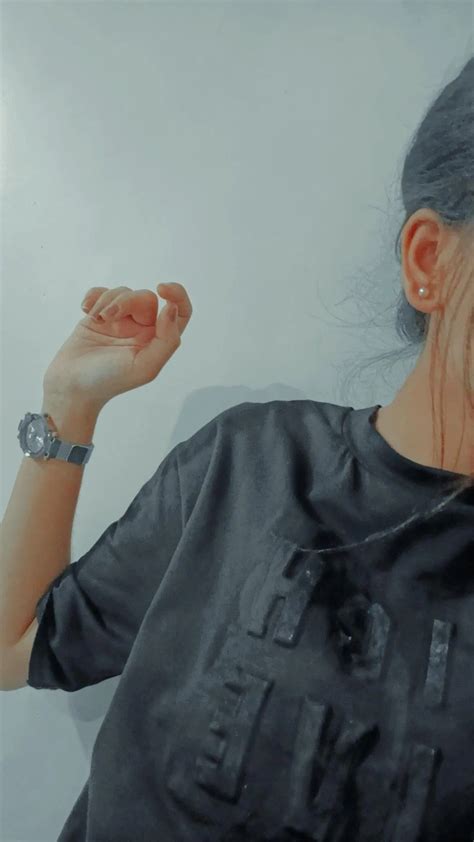 Hand Pictures Cool Girl Pictures Girl Photos Movie Night Photography
