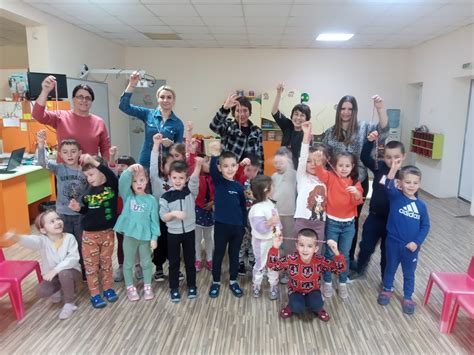 Деца от детска градина Родолюбче учиха как се правят мартенички