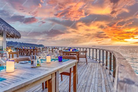 Restauracja Na świeżym Powietrzu Na Plaży Ustawienie Stołu W