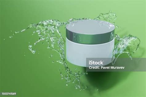 흰색 빈 화장품 항아리 모형 흰색 크림 항아리 및 물 튀김 공중 부양 스킨 케어 제품용 빈 패키지 녹색 배경입니다 3d 그림 건강관리와 의술에 대한 스톡 사진 및 기타