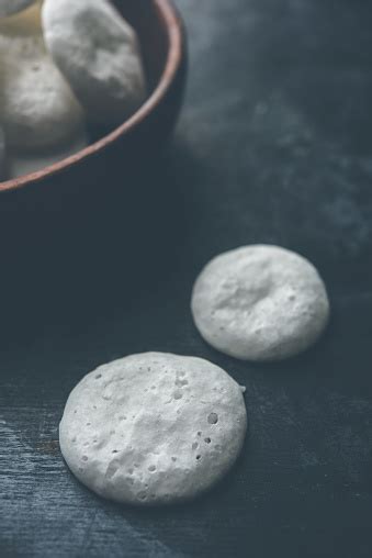 Batasha 또는 Chilaka는 이다는 만든 설탕 시럽 방울을 사용 하 여 그것은 성전에서 하나님을 제공 하는 인기 있는 힌두교 종교 음식 나무 바구니 또는 그릇에 제공