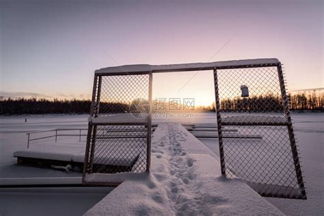 芬兰假日村Kuukiuru的冰湖和森林在冬季被大雪和美丽的蓝天高清图片下载 正版图片506371733 摄图网