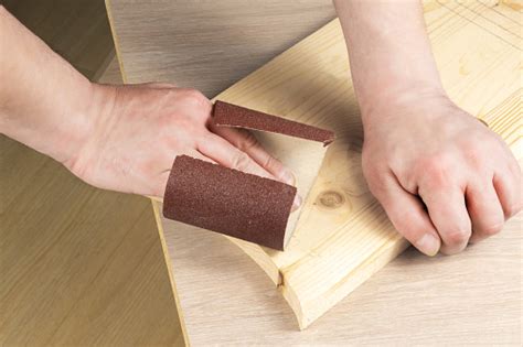 목수는 사포로 나무 판자 연마 손 Diy 목공 및 가구 제작의 개념 Diy에 대한 스톡 사진 및 기타 이미지 Diy 가구