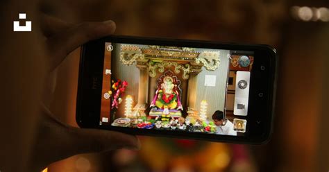 검은 아이폰 4를 들고 있는 사람 사진 Unsplash의 무료 가네샤 경 이미지