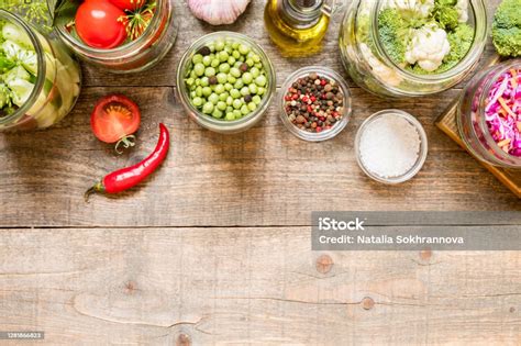 나무 부엌 테이블에 통조림 야채 원시 재료와 조미료와 최고 보기 항아리 식품 보존 및 보존 개념 개념에 대한 스톡 사진 및 기타 이미지 Istock