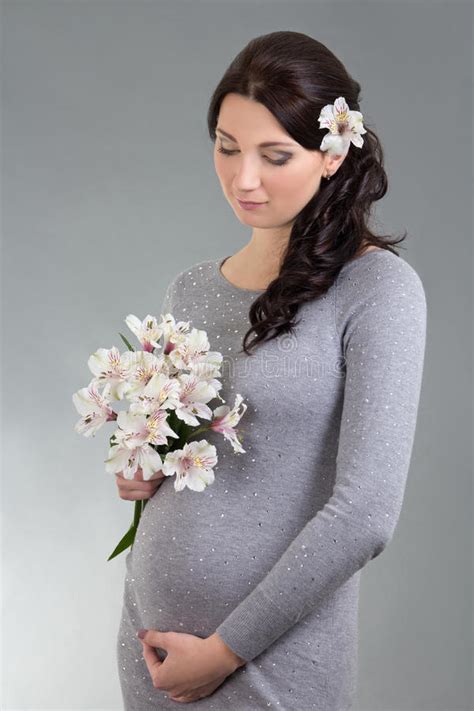 Ritratto Di Giovane Bella Donna Incinta Con I Fiori Sopra Gre Immagine Stock Immagine Di