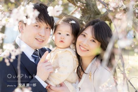 「入園の記念として」桜や木々の緑を背景に！笑顔が素敵な家族写真の撮影｜ourphoto（アワーフォト）