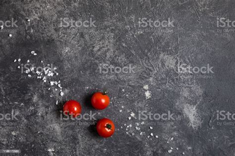 대리석의 어두운 배경에 잘 익은 체리 토마토의 무리 맛있는 붉은 토마토에 거친 소금 복사 공간 개념 미니멀리즘 3 명에 대한