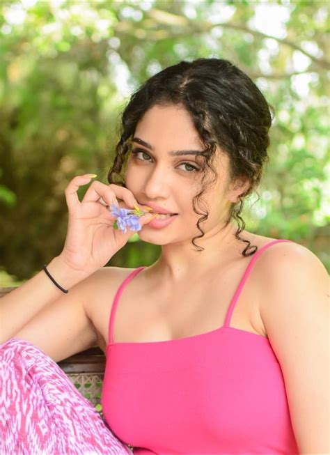 ගඩක අය අහනව මම Lenses දනවද කයල ම මග Natural Eyes එයල ගලවනන අහනව ම දක