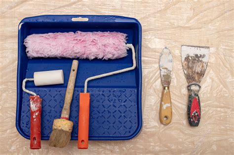 페인트 롤러 브러쉬 및 기타 액세서리입니다 혁신 고 아파트에 벽의 그림입니다 장소홈 농장입니다 0명에 대한 스톡 사진 및 기타 이미지 Istock