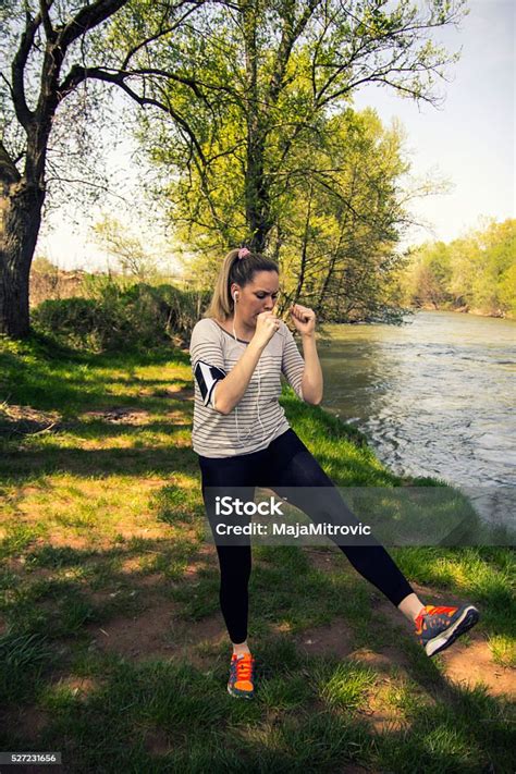 Gadis Cantik Melakukan Latihan Di Tepi Sungai Foto Stok Unduh Gambar Sekarang Agresi Air