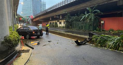 轉彎不及小客車噴飛對向車道！零件四散 駕駛下車渾身酒味慘了 社會 Ctwant