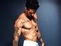 EGO Sem camisa Lucas Lucco exibe físico sarado notícias de Famosos