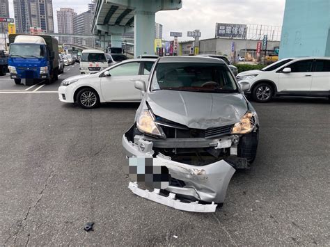 闖紅燈釀禍撞翻小貨車 警迅速排除事故恢復交通順暢 民眾網