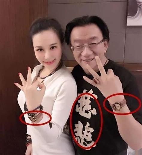 侯耀华女徒弟安娜金在网上炫富 网友 你的东西都是师傅送的吧