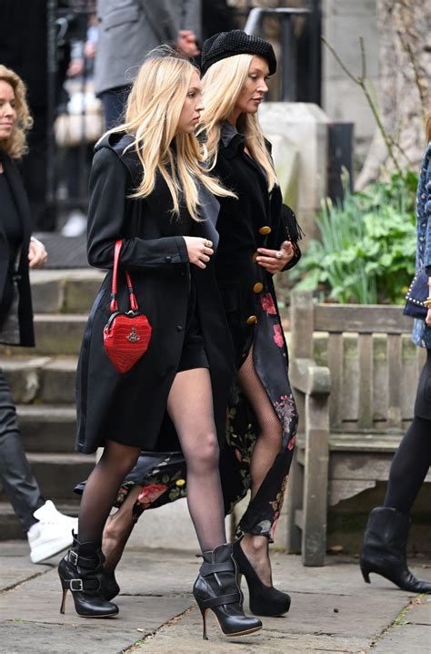 英倫時尚圈為vivienne Westwood齊聚！艾兒芬妮、維多莉亞貝克漢、凱特摩絲盛裝出席「龐克教母」追悼會