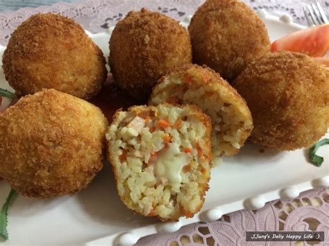 바삭한 아란치니 이탈리아 시칠리아 지방 전통음식