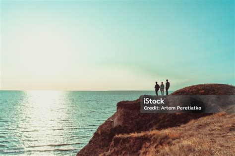 바다 근처 산 꼭대기에 서 있는 세 사람 바다에 대한 스톡 사진 및 기타 이미지 바다 남자 우정 Istock