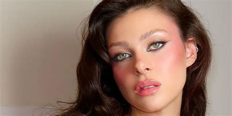 The Correct Makeup Application Order According To Makeup Artists